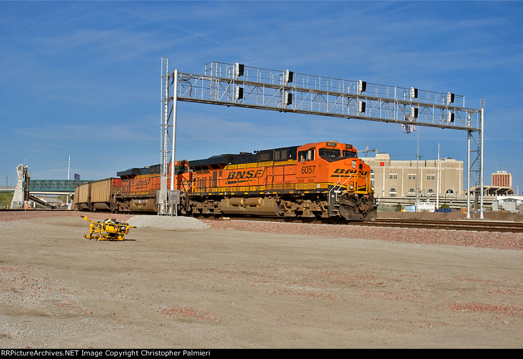 BNSF 6057 Leads E-THHNAM0-73